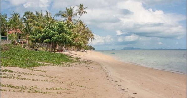 Plage de Bang Po - sable fin, fond limoneux, mer boueuse
