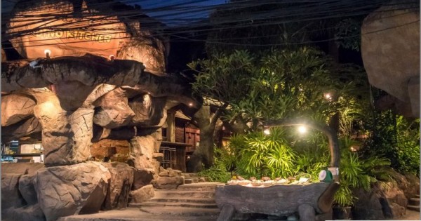 Restaurace Dino Park v Phuketu mezi Karonem a Kata